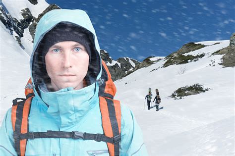 등반가 남자가 겨울 산에 서 스노우 보더는 오르막길을 걷고 관광객에 대한 스톡 사진 및 기타 이미지 관광객 남자 등산 Istock