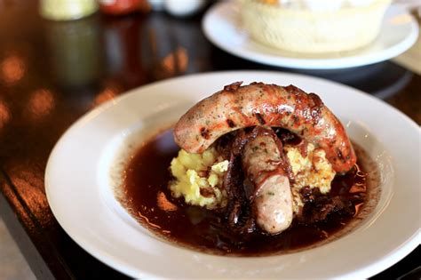 근접 촬영 독일어 돼지고기 소시지 그리고 나무 테이블에 흰 접시에 소스와 함께 으깬 감자 식품 개념입니다 감자 요리에 대한 스톡 사진 및 기타 이미지 Istock