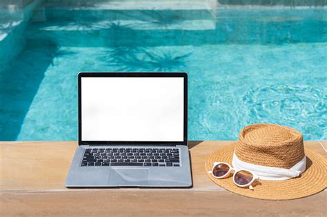 수영장 근처에 빈 화면 선글라스 밀짚모자가 있는 컴퓨터 노트북 여름 휴일 기술 및 라이프 스타일 개념 복사 공간 수영장 스포츠 경기장에 대한 스톡 사진 및 기타 이미지