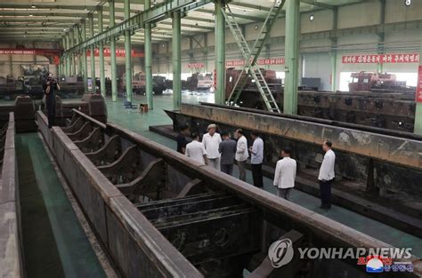 김정은 대구경방사포탄 등 사흘간 군수공장 집중 시찰 연합뉴스
