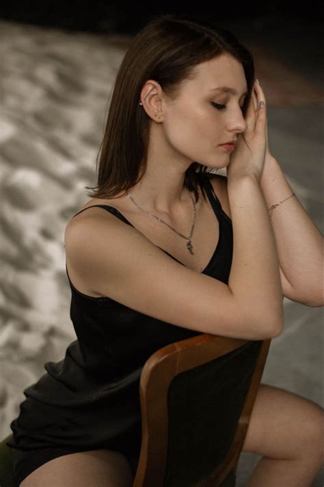 Девушка в студии фотосессия Фотосессия Пески Модельные позы