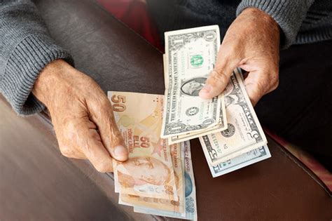 미국 통화와 터키 리라 비즈니스 또는 경제 위기 개념을 들고 있는 수석 주름진 손과 달러 지폐 지폐 Charitable Foundation에 대한 스톡 사진 및 기타 이미지