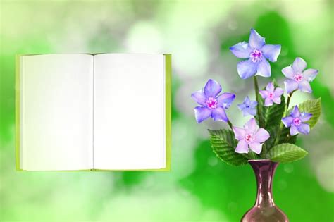 자연에 왼쪽에 텍스트에 대 한 장소를 가진 노트 패드와 세라믹 꽃병에 아름 다운 라이브 클레 마티스 꽃다발 꽃다발 고 Bokeh 배경 분기 개념에 대한 스톡 사진 및 기타