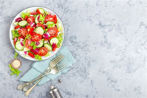 토마토 오이 달콤한 고추 참 깨와 신선한 야채 샐러드 흰색 접시에 야채 샐러드 0명에 대한 스톡 사진 및 기타 이미지 0명 건강한 생활방식 건강한 식생활 Istock