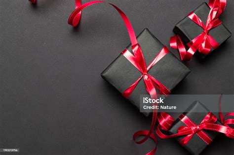 크리스마스 선물 검은 배경에 장식품 겨울 휴가 선물 메리 크리스마스와 해피 홀리데이 인사말 카드 프레임 배너 새해 노엘 0명에 대한 스톡 사진 및 기타 이미지 Istock