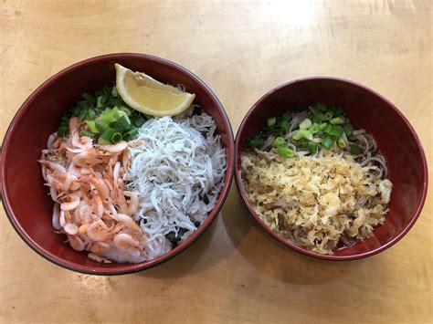静岡県名産「桜海老」「しらす」をふんだんにのせた「二色丼セット」のご紹介です。 旬の美味しさもお届けしてまいります 熱海でこだわりの