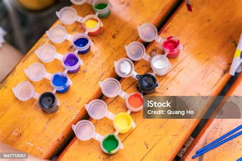 다양한 색상으로 그림을 그릴 수 있는 수채화 물감의 플라스틱 병 브러시 사용 가능 0명에 대한 스톡 사진 및 기타 이미지 0