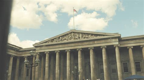 기둥과 깃발이 있는 큰 건물 사진 Unsplash의 무료 대영 박물관the British Museum 이미지