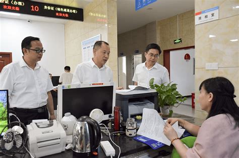 溆浦事｜以政务服务水平的全面提升实现营商环境的全面优化 ——郑湘暗访调研县政务服务中心办事
