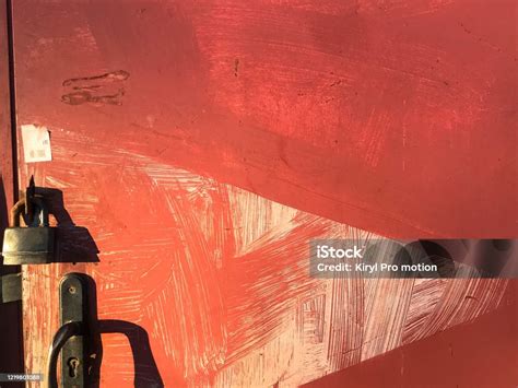 손잡이와 자물쇠가있는 도어의 질감 메탈릭 아이언 레드 비정형 긁힌 오래된 엠보싱 라인과 얼룩 페인트 로 그린 배경 0명에 대한 스톡 사진 및 기타 이미지 Istock