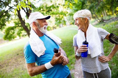 성숙한 부부는 에너지를 보충하고 수분을 공급하기 위해 물을 마십니다 건강한 생활방식에 대한 스톡 사진 및 기타 이미지 건강한 생활방식 남성 남자 Istock
