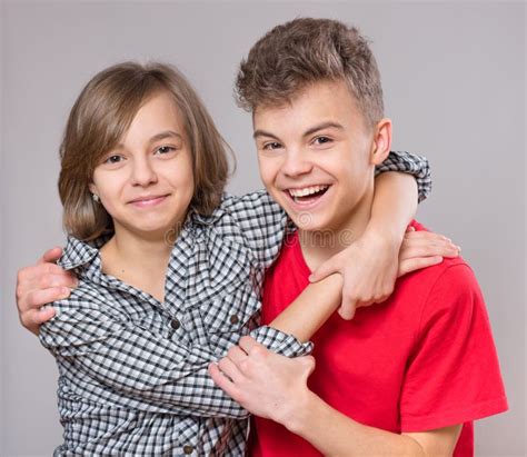 Retrato Del Hermano Y De La Hermana Foto De Archivo Imagen De Poco Gris