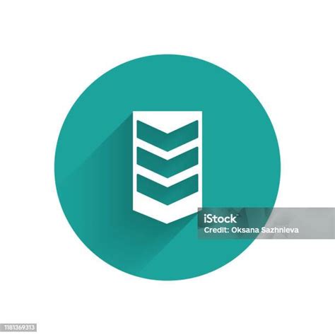 긴 그림자로 고립 된 흰색 군사 순위 아이콘입니다 군사 배지 표지판 녹색 원 버튼입니다 벡터 일러스트레이션 갈매기표 수장에 대한 스톡 벡터 아트 및 기타 이미지 Istock