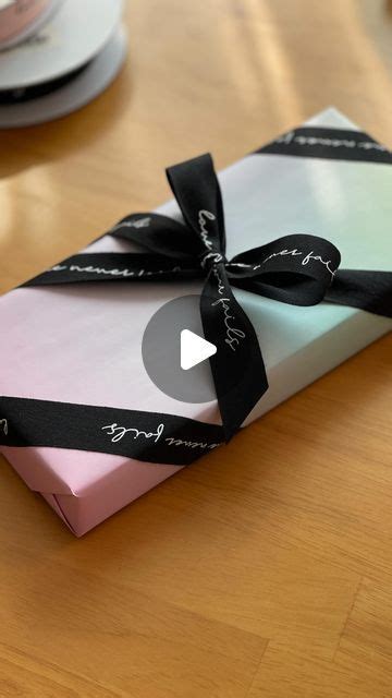아름드리 선물포장 Areumdeuri On Instagram 길이가 긴 상자에 추천하는 선물포장 리본 🖤 상자를 3등분해서 가운데부터 사선으로 넘겨주고 위로 한번