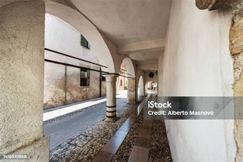 중세 스필림베르고 타운의 고대 아케이드 프리울리 베네치아 줄리아 이탈리아 포르데노네에 대한 스톡 사진 및 기타 이미지 포르데노네 0명 거리 Istock