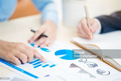 비즈니스 회의 시간입니다 아이디어의 프레 젠 테이 션 Plansbusiness 개념을 분석 개발에 대한 스톡 사진 및 기타 이미지 Istock