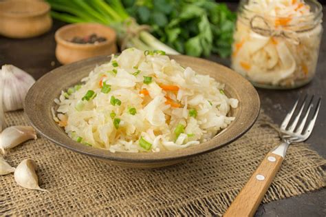 그릇에 당근을 곁들인 소금에 절인 양배추 수제 음식 신 맛 절인 야채 채식 주의 자 음식 측면 보기 골파에 대한 스톡 사진 및 기타 이미지 Istock