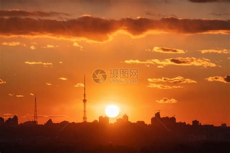 日落美丽时基辅市的轮廓建筑物与有太阳和红云的多彩橙色天空相对的中观察城市景中心背城地平线景色高清图片下载 正版图片306549825 摄图网