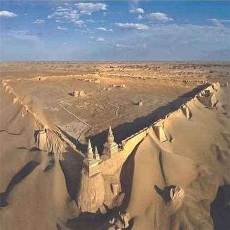 Youngsub 검은 도시라는 악명 높은 카라코토의 신비로운 유적은 중국 내몽골 서부의 황량한 풍경을 압도합니다 1032년에 세워진 이 도시는 한때 실크로드의