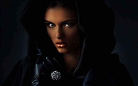 والپیپر دختر با کلاه مشکی