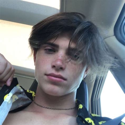 𝐥𝐨𝐯𝐞𝐣𝐨𝐢𝐢𝐱𝐱 𝐩𝐢𝐧𝐬 🤍 Meninos Skatistas Pessoas Bonitas Cabelo Grunge
