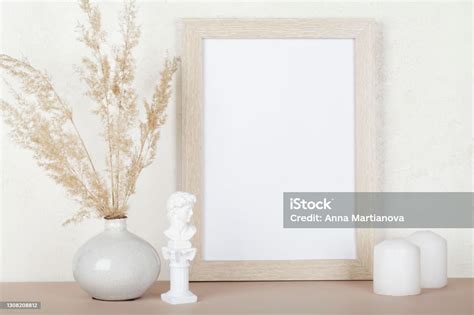 초상화 빈 나무 프레임 모형 말린 팜파 잔디 흰색 배경에 작은 동상과 촛불 인테리어 가정 디자인 예술 개념 복사 공간을 복사합니다 0명에 대한 스톡 사진 및 기타 이미지