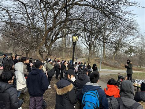 周锋锁 Fengsuo Zhou On Twitter 悼念李文亮和瘟疫死亡者，要求释放所有被捕人士，不再沉默，发出声音，呼唤自由中国。纽约各界近百人昨天在中央公园李文亮纪念长椅周围集会