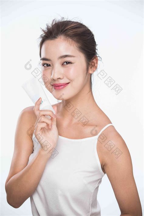 青年女人拿着护肤品 包图企业站