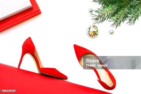 흰색 배경에 빨간 신발 액세서리 장식 및 실버 선물 상자와 크리스마스와 새해 파티 의상 구성 고립 0명에 대한 스톡 사진 및 기타 이미지 Istock