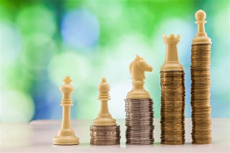 동전 스택 녹색 Bokeh 배경 성장 체스 숫자 동전 힘 및 경력 성장 의미에 서 절약 돈 금융 성장 기업 금융 부와 성공 개념