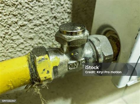 주거용 아파트에 난방을 공급하기위한 라디에이터 온수 공급을위한 노란색 배터리 파이프 배관 통신 밸브에 대한 스톡 사진 및 기타 이미지 Istock