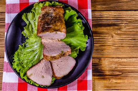 구운 돼지 고기와 양상추 잎을 검은 접시에 조각 맨 위 보기 오븐에 굽기에 대한 스톡 사진 및 기타 이미지 오븐에 굽기 햄 구이 Istock