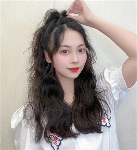 温婉知性职场扎发 秋冬人气扎发分享发型与服饰搭配 美发站