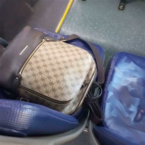 어느여사님이 가방을 버스에 두고 내리셨다 버스기사님께 맞겼으니 찾아가시길ᆢ근데 버스기사님 젊고 선해보였다 Youtube