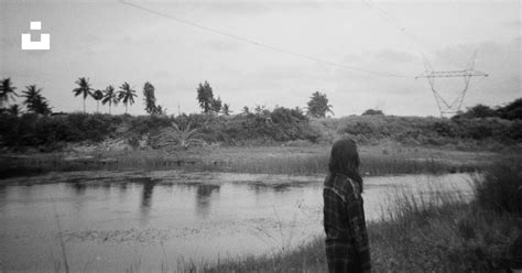 늪에 서있는 사람 사진 Unsplash의 무료 땅 이미지