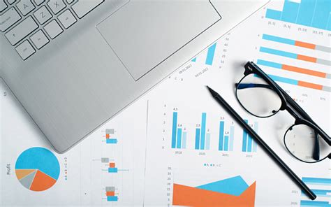 비즈니스 문서 그래프와 차트가 포함 된 경제 보고서 직장에서 노트북 안경 및 연필 클로즈업 평면도 0명에 대한 스톡 사진 및