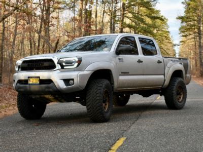 2013 Toyota Tacoma With 17x8 5 0 Method Mr305 And 33 12 5r17 Toyo Tires