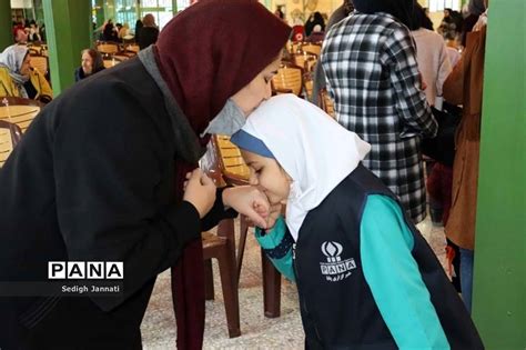 بوسه بر دستان مادر