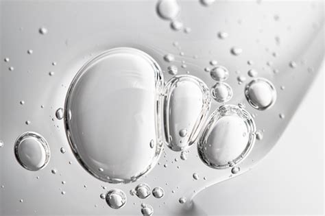밝은 회색 배경 매크로에 거품이 있는 투명한 화장품 질감입니다 얼굴과 피부를 위한 히알루로닉 젤 건강관리와 의술에 대한 스톡