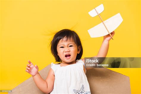 아이 어린 소녀 미소 착용 파일럿 모자 놀이 와 장난감 골판지 비행기 날개 18 23 개월에 대한 스톡 사진 및 기타 이미지 18 23 개월 개념 노랑 Istock