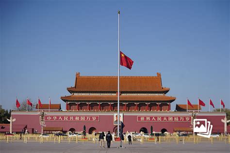 视线｜悼念江泽民 天安门新华门人大会堂下半旗志哀 图片频道 财新网