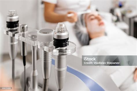 미용사는 얼굴 미용 시술 전에 젊은 여성의 얼굴에 마취 크림을 바릅니다 마취 크림 미용실에서 치유 강화 피부 회춘 준비 문제에 대한 스톡 사진 및 기타 이미지 Istock