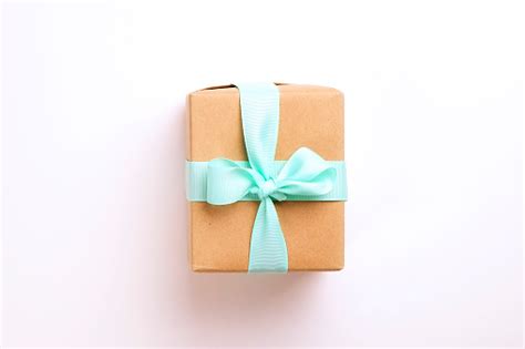 크 래 프 트 종이 포장에 아름 다운 현재와 소박한 구성 갈색 포장 리본 및 활에에서 생일 선물 닫습니다 0명에 대한 스톡 사진 및 기타 이미지 Istock