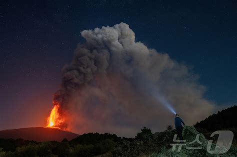 사진 용암과 화산재 분출하는 이탈리아 에트나 화산 뉴스1
