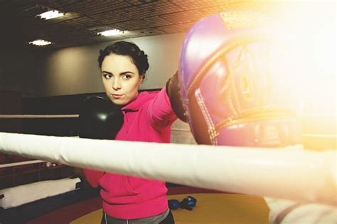 아름다운 권투 소녀는 반지에 강한 펀치를 수행합니다 체육관에서 훈련 권투 운동을하는 스포티 한 여성 건강한 생활방식에 대한 스톡 사진 및 기타 이미지 Istock