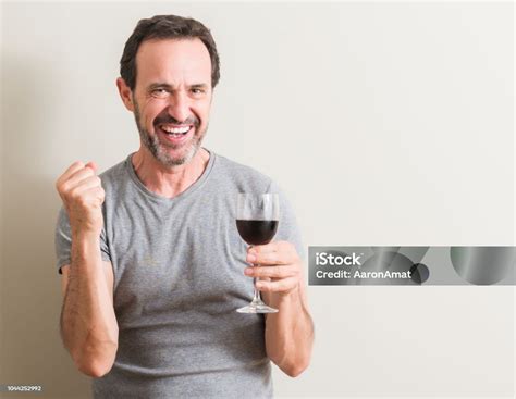 환호 하는 감정의 수석 남자 자랑 비명과 승리와 성공을 매우 흥분된을 축 하 하는 유리에 레드 와인을 마시는 감정에 대한 스톡 사진 및 기타 이미지 Istock