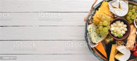 나무 상자에 치즈의 집합입니다 파 르 마 Mamasam 모 짜 렐 라 브리 치즈 죽은 태아 최고의 볼 수 있습니다 에 나무 배경