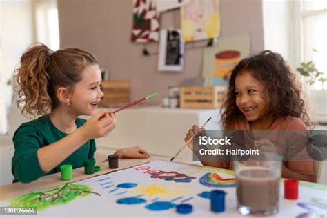 학교에서 창조적 인 예술과 공예 수업 중에 그림을 그리는 행복한 어린 소녀 공동체에 대한 스톡 사진 및 기타 이미지 공동체 유치원 교실 Istock