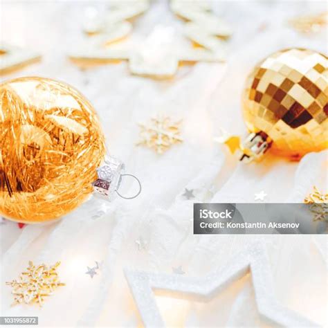 장식 및 전구 크리스마스와 새 해 휴일 배경 황금과 투명 하 게 빛나는 공 눈송이 및 스타 색종이 겨울에 대한 스톡 사진 및 기타 이미지 Istock