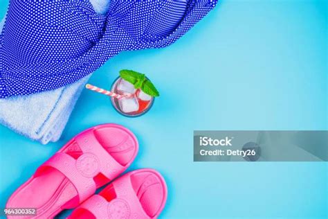 슬리퍼 수영복 수건 및 얼음 파란 파스텔 배경에 칵테일 휴식 여행입니다 최고의 볼 수 있습니다 공간에 복사 합니다 플랫이 하다 0명에 대한 스톡 사진 및 기타 이미지